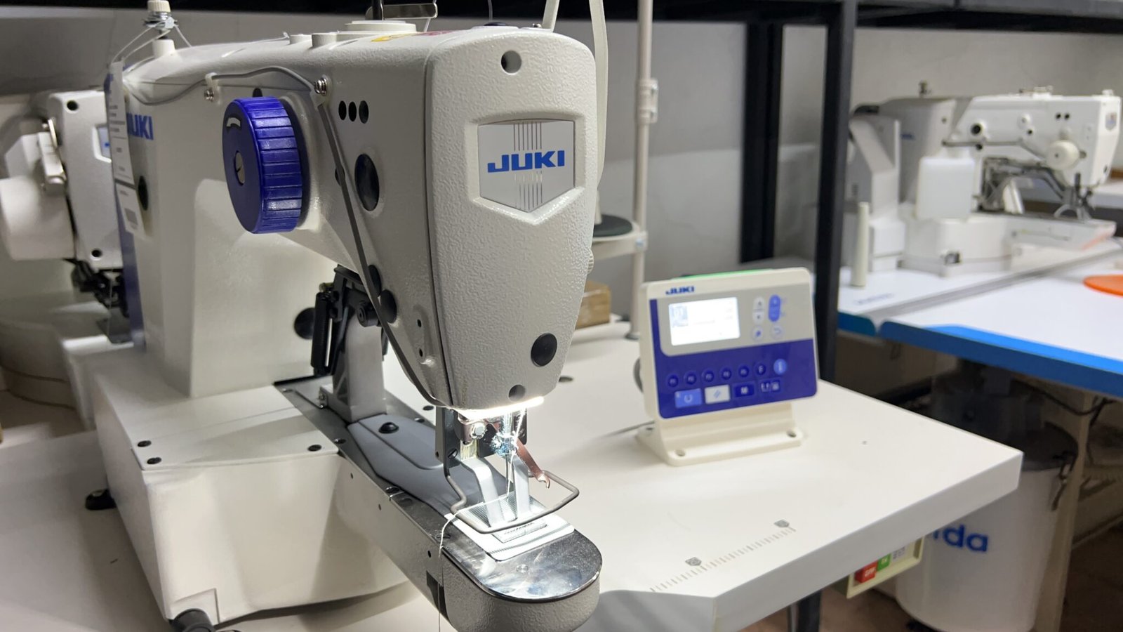 Máquina Presilladora Electrónica Juki LK - Maquinas Orientales