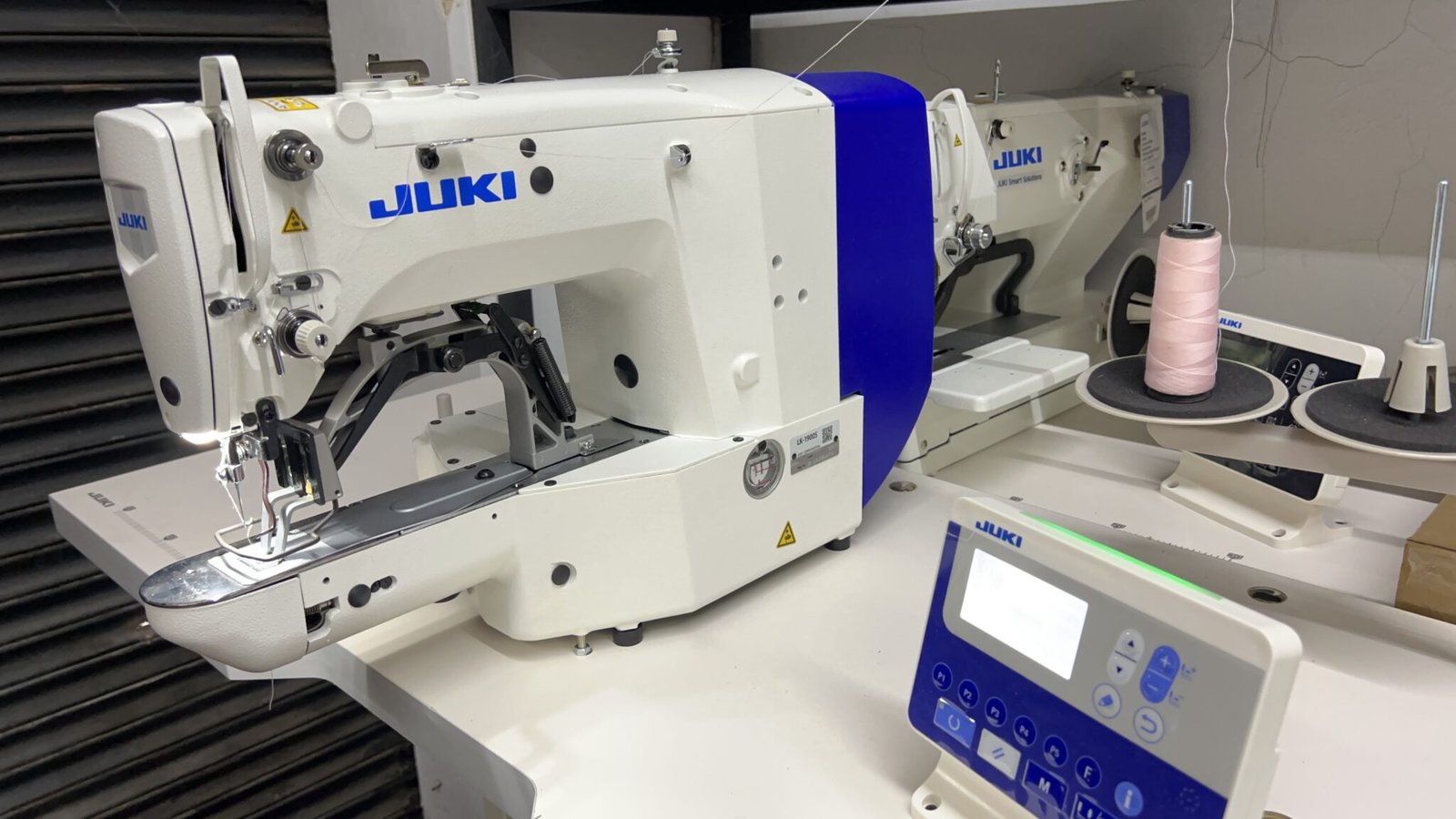 Máquina Presilladora Electrónica Juki LK - Maquinas Orientales